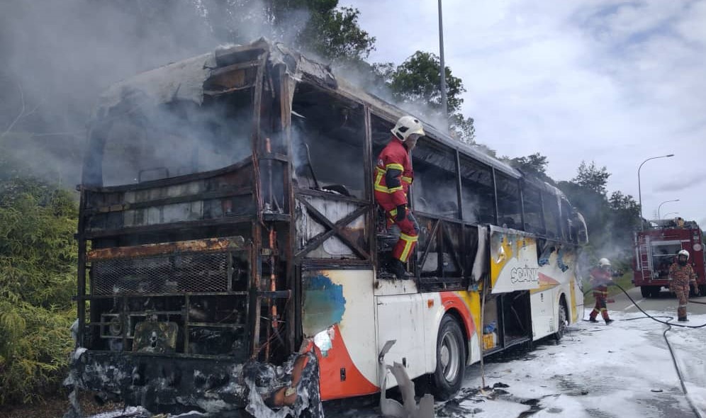 Bas bawa pekerja kilang ambil vaksin terbakar - Utusan Malaysia