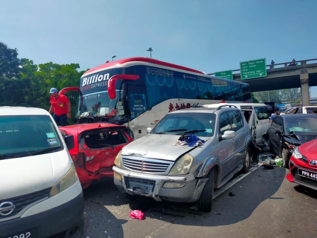Saksi kemalangan 11 kenderaan termasuk sebuah bas diminta tampil bantu ...