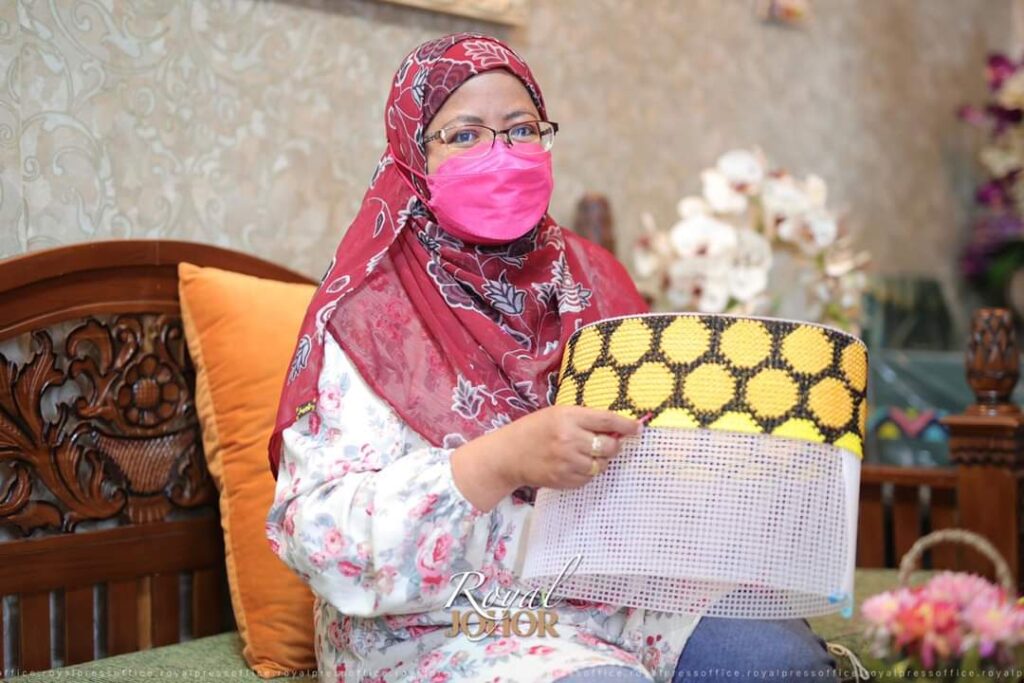 Asiah gembira ‘mask extender' hasil tangannya dipakai Permaisuri Johor ...