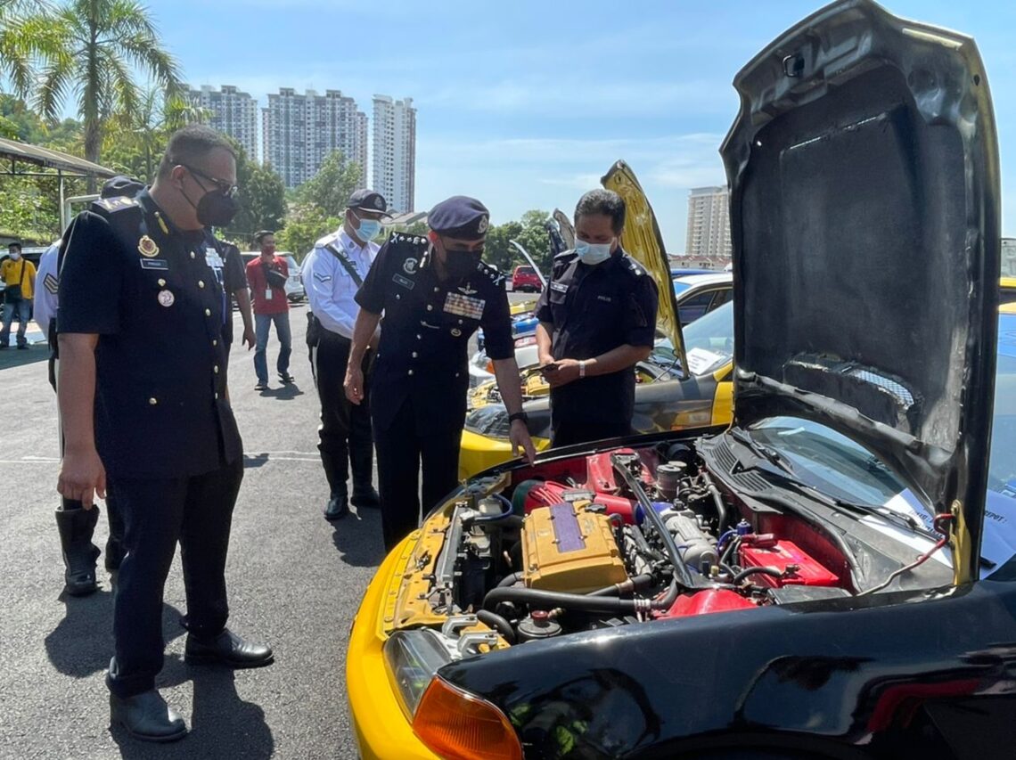 Polis Melaka tunda 26 kereta pelancong - Utusan Malaysia