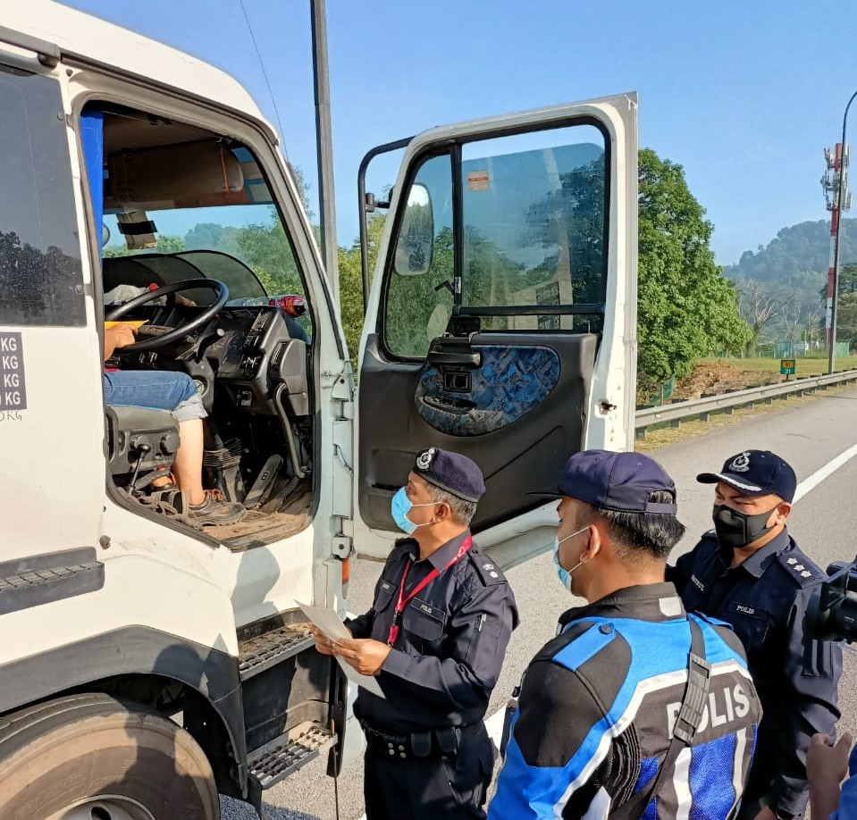 44 pemandu lori disaman, guna lebuh raya ketika waktu puncak - Utusan Malaysia