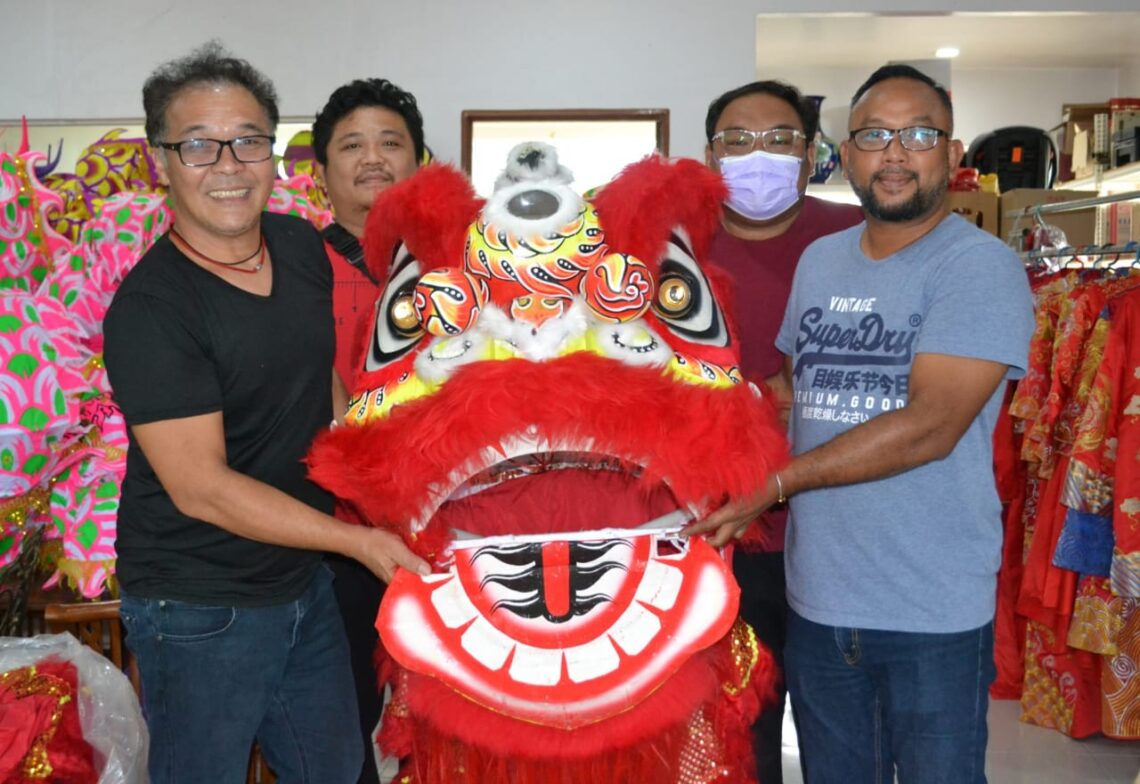 Sokong rakan perniagaan, Rosman taja kostum tarian singa - Utusan Malaysia