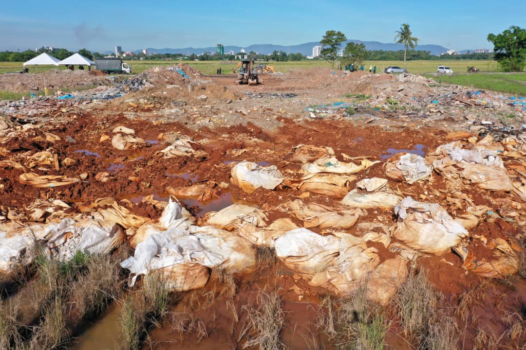 Sisa industri dilupus secara haram di sawah padi - Utusan Malaysia