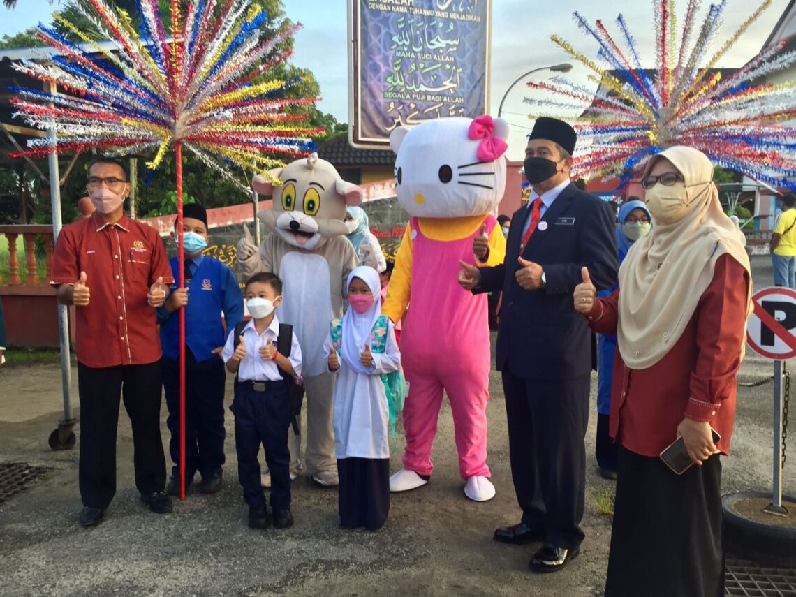 Tom, Hello Kitty sambut murid di SK Pusat Chabang Tiga - Utusan Malaysia