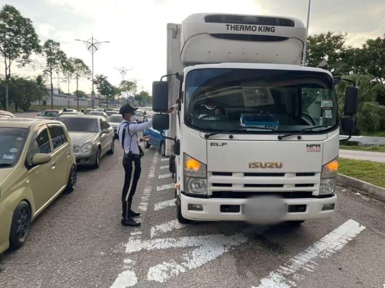 43 pemandu disaman kerana potong barisan - Utusan Malaysia