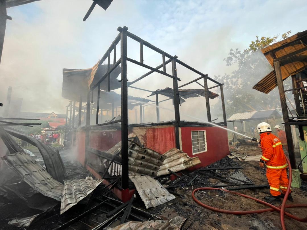 Empat rumah musnah dalam kebakaran awal pagi - Utusan Malaysia