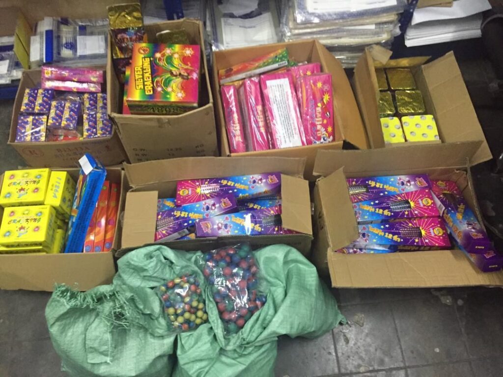 Bekalan mercun, bunga api disorok dalam pasar - Utusan Malaysia