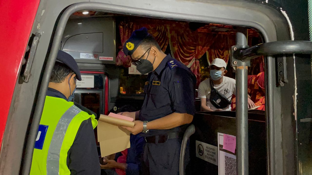 18 nyawa hampir melayang, bas dipandu penagih ganja - Utusan Malaysia