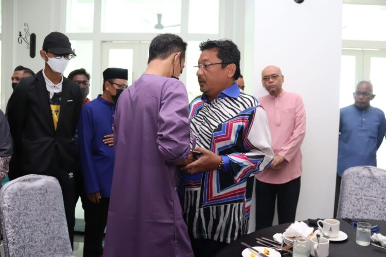 PM hulur sumbangan peribadi kepada tiga keluarga pelajar USAS - Utusan Malaysia