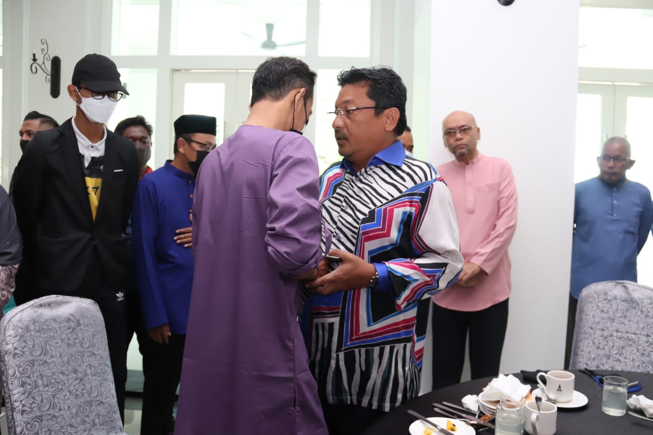 PM hulur sumbangan peribadi kepada tiga keluarga pelajar USAS - Utusan Malaysia