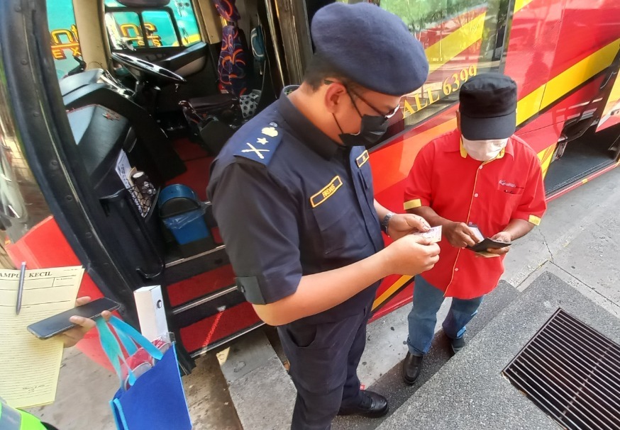 JPJ teruskan penyamaran dalam bas ekspres - Utusan Malaysia