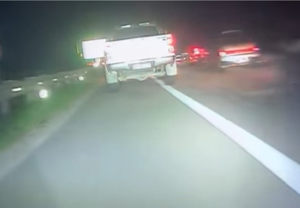 Pemandu Toyota Hilux tular guna lorong kecemasan disaman - Utusan Malaysia