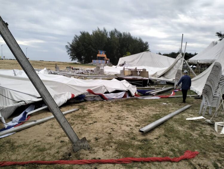 Ribut pasir 'terburuk' badai Pantai Geting - Utusan Malaysia
