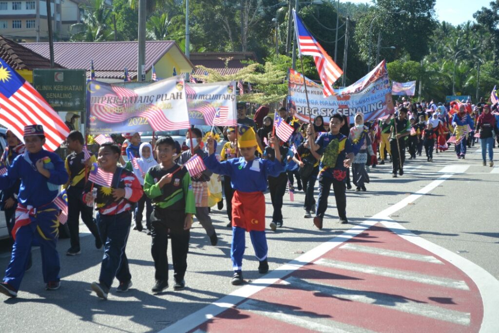 Jalur Gemilang 23 meter serikan perarakan merdeka SK Senaling