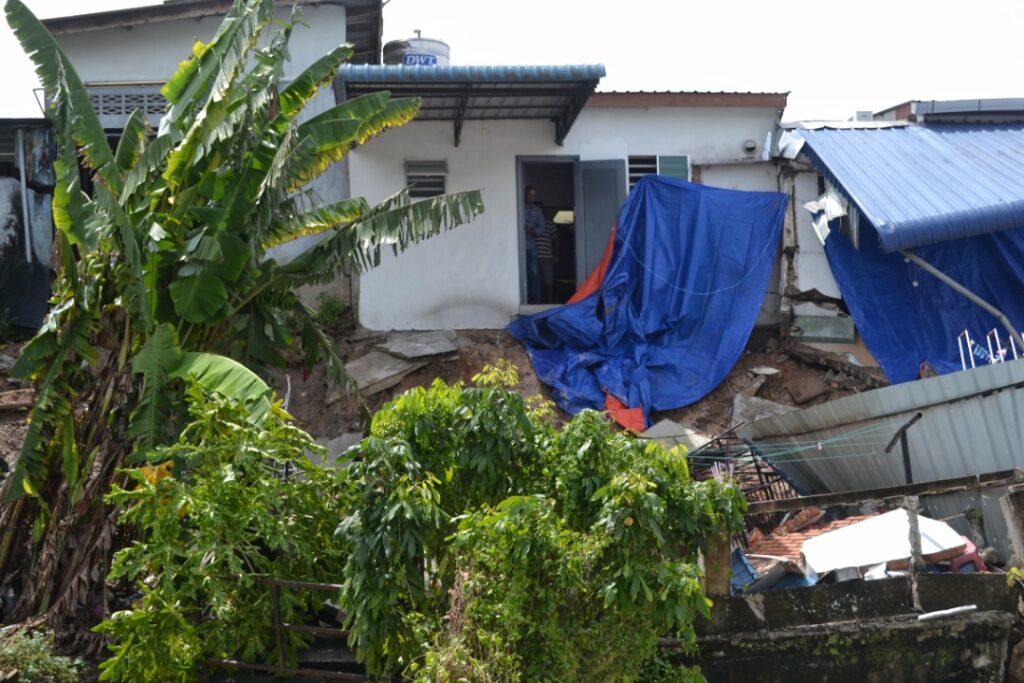 Tebing runtuh: Penghuni tiga buah rumah dipindah segera