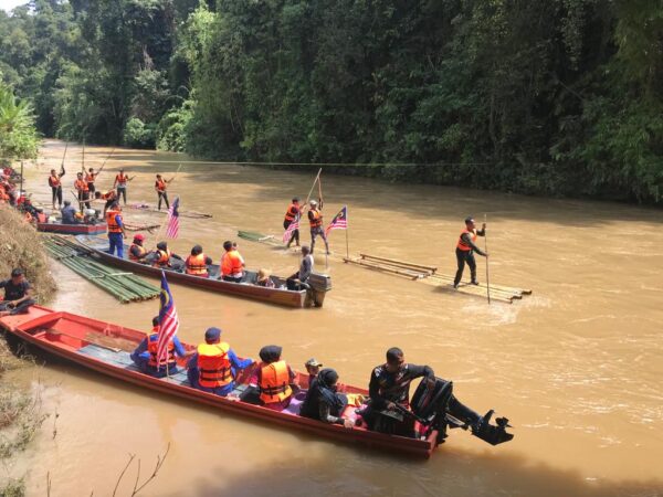 Berakit susur Sungai Kuala Betis bawa Jalur Gemilang
