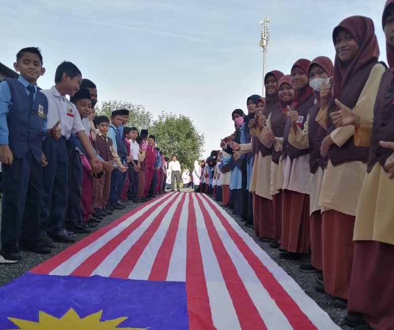 Guru, murid berpadu tenaga jayakan Jalur Gemilang gergasi - Utusan Malaysia