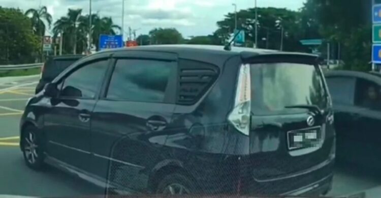 Pemandu Perodua Alza potong garisan berkembar, langgar lampu isyarat kena saman - Utusan Malaysia