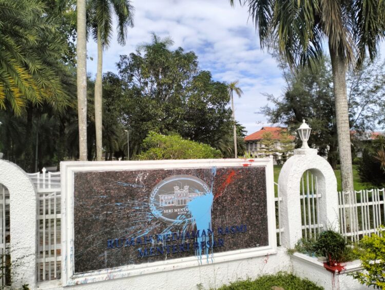 Kediaman rasmi Menteri Besar Kedah disimbah cat merah biru