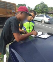 Pemandu lori guna telefon bimbit ketika memandu dikompaun