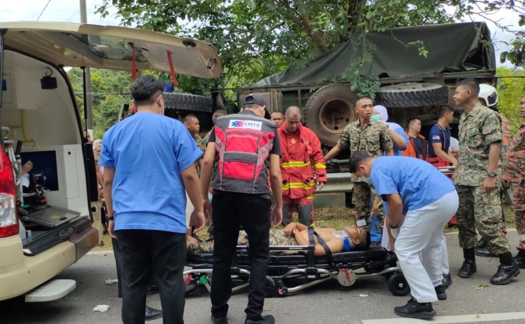 Lapan tentera cedera, trak bawa pengundi awal kemalangan - Utusan Malaysia
