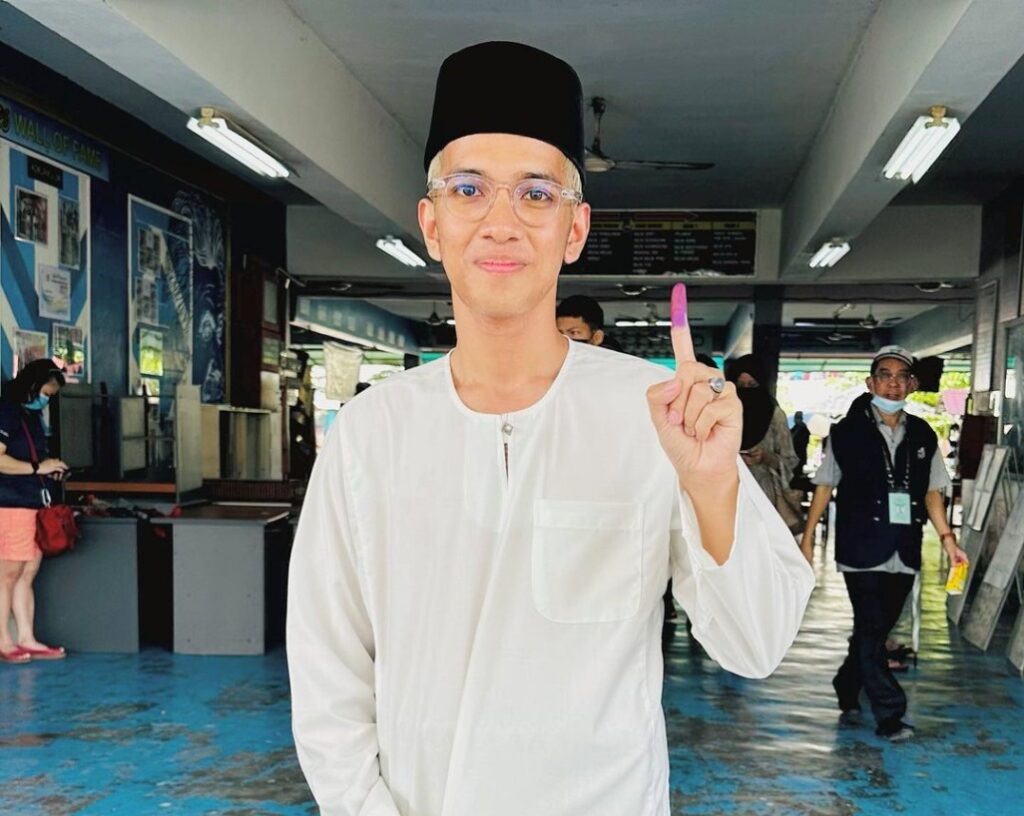 Pergi mengundi lengkap berbaju Melayu, peminat usik Naim Daniel nak ...