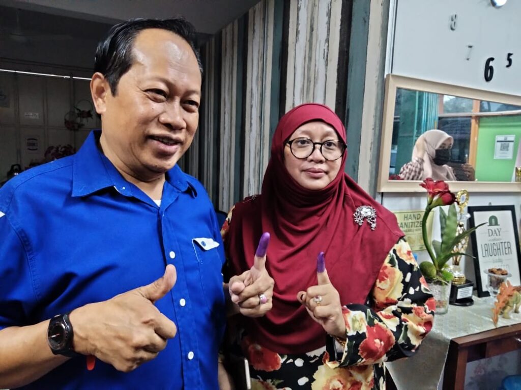 Ahmad Maslan mengundi di sekolah lama - Utusan Malaysia