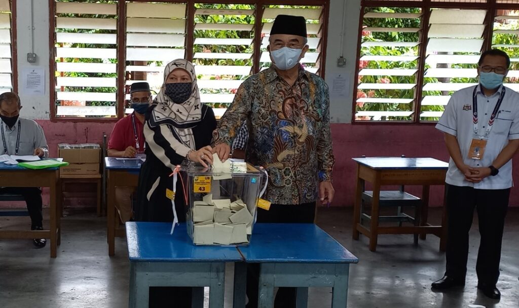 Tun Ali, Mohd. Ridhwan mengundi di SK Datuk Demang Hussin