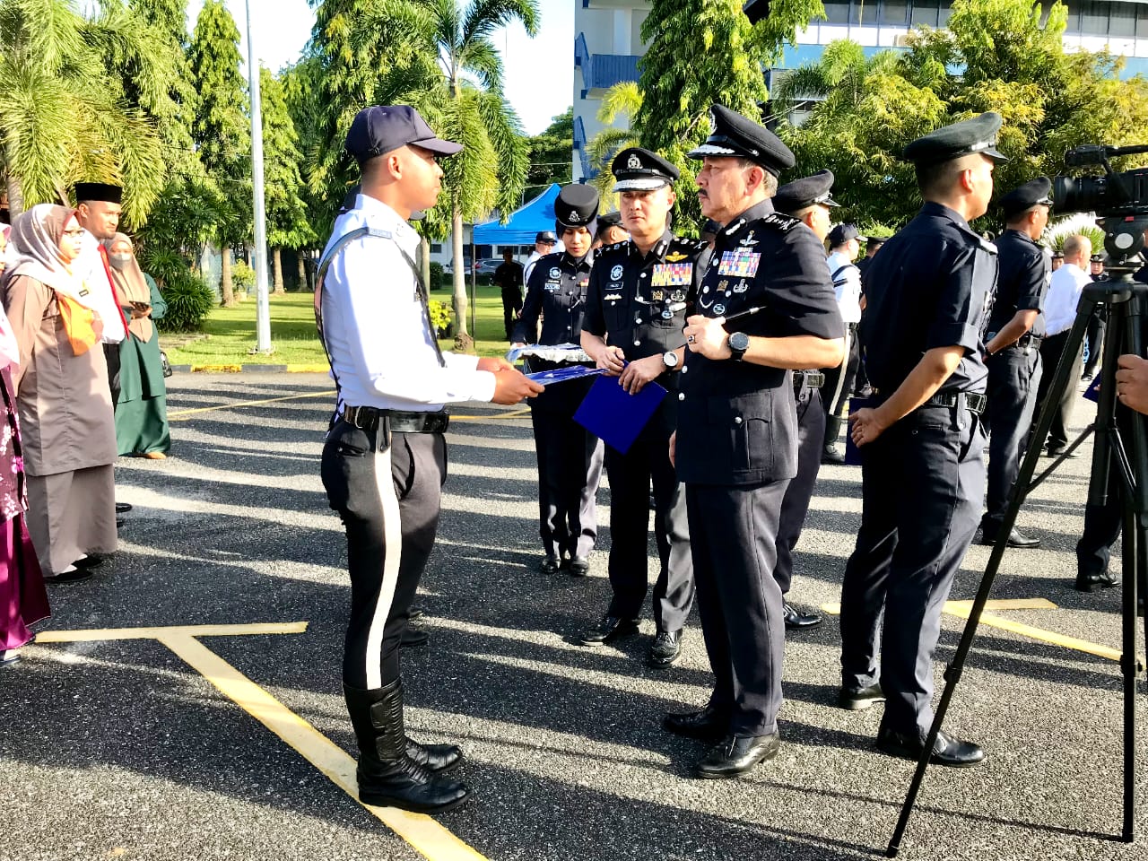Polis Kelantan berkas 122 mat rempit - Utusan Malaysia