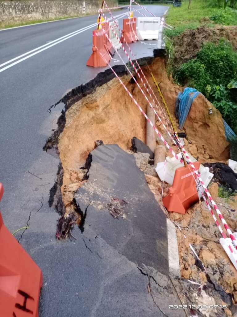 Cerun runtuh: Jalan Tampin-Kuala Pilah-Manchis ditutup - Utusan Malaysia