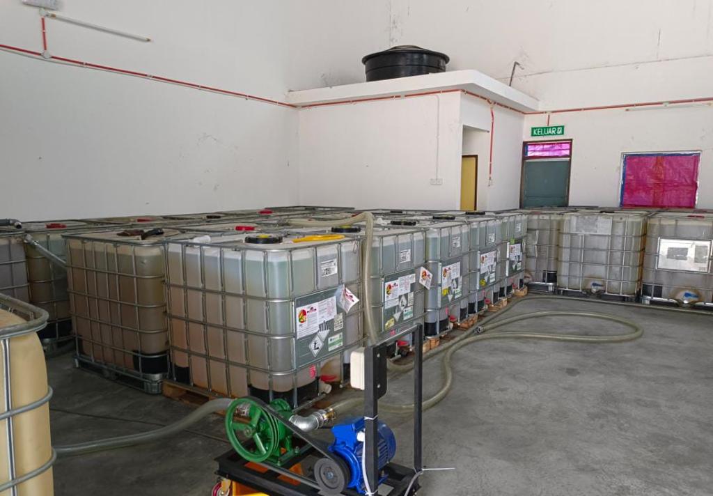 Stor haram simpan 36,300 liter minyak diesel bersubsidi diserbu ...