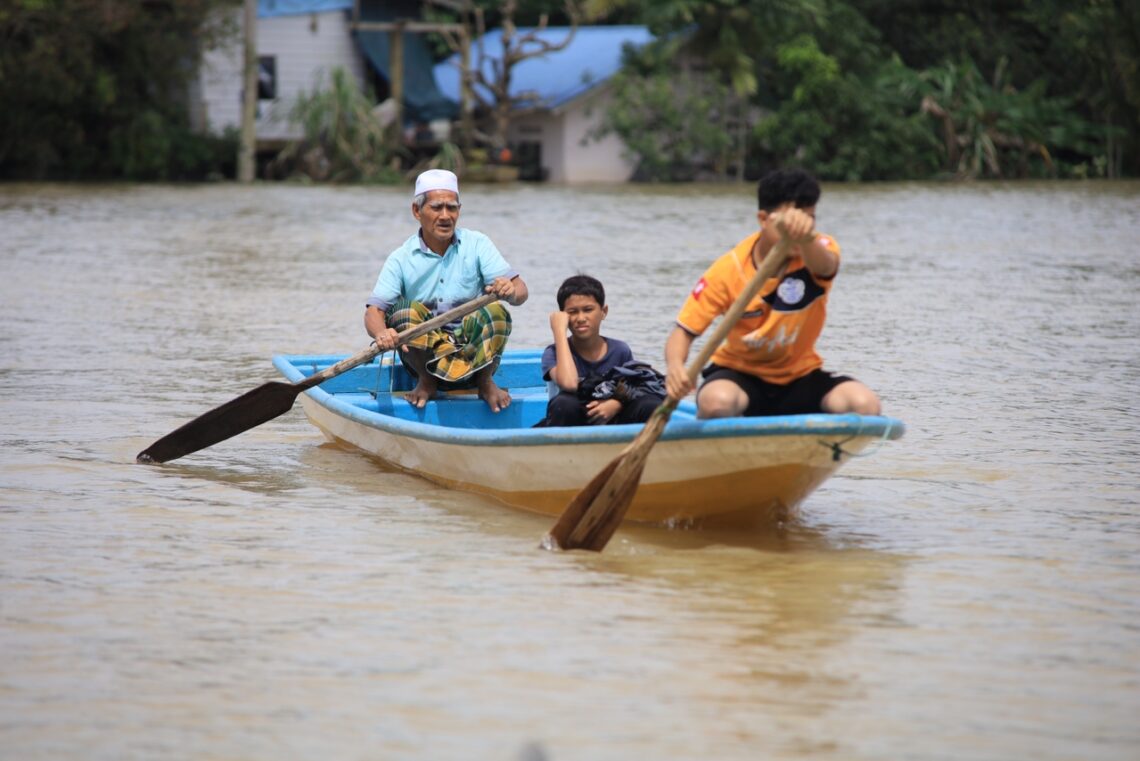Naik bot dan sampan, tunai solat Jumaat