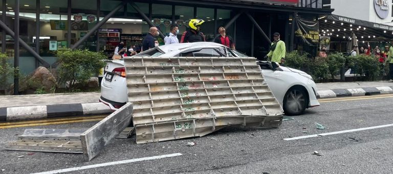 Kereta rosak dihempap bahan binaan