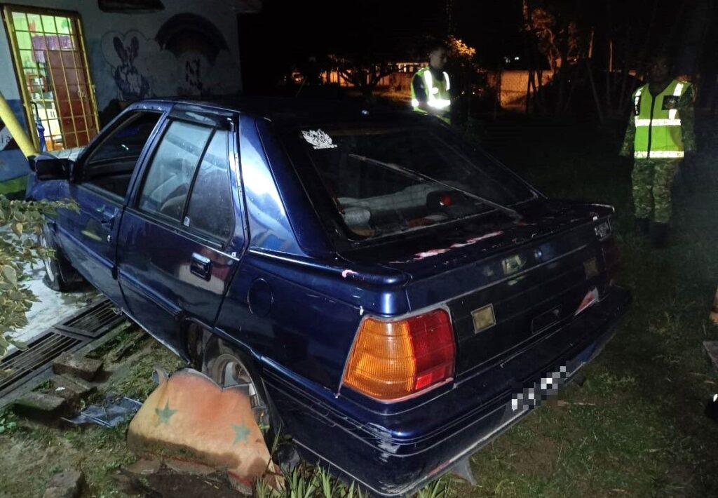 Warga emas maut, kereta dipandu terbabas langgar tiang tabika - Utusan Malaysia