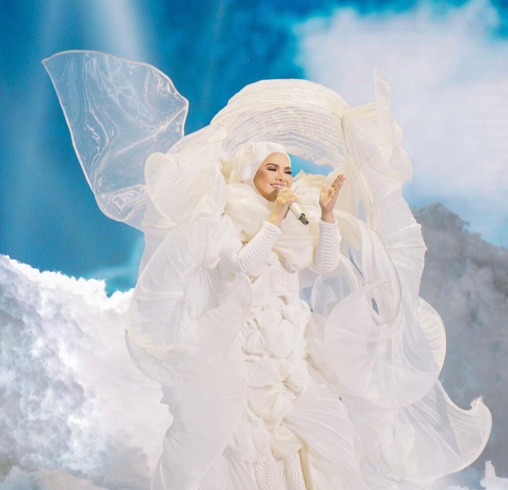 AJL37: Tema awan, Aina Abdul berhabis RM90,000 - Utusan Malaysia