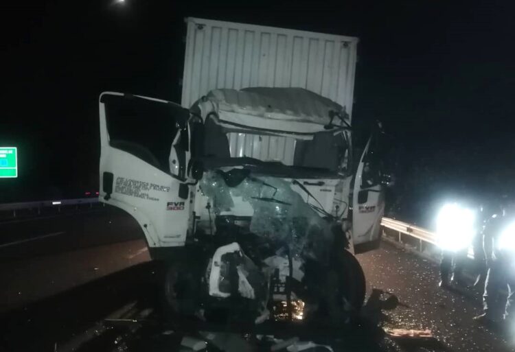 Lelaki maut nahas dua buah lori - Utusan Malaysia