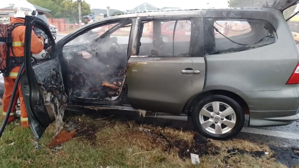Kereta terbakar ketika hantar anak ke sekolah - Utusan Malaysia