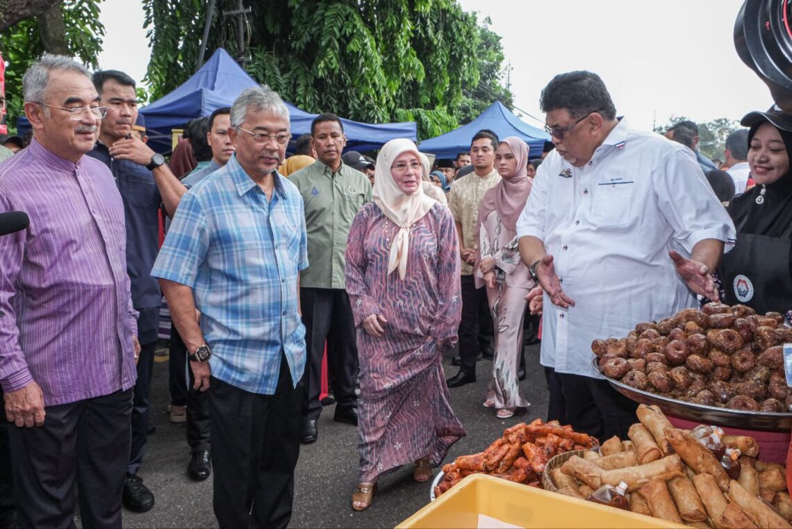 Agong, Raja Permaisuri lawat Bazar Ramadan Peringgit
