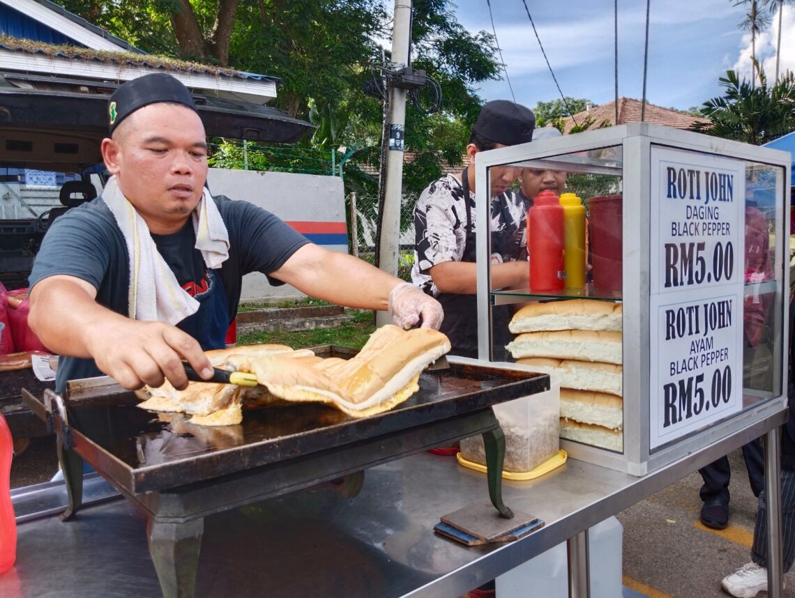 Roti john RM5 pilihan pelanggan bazar Ramadan Peringgit - Utusan Malaysia