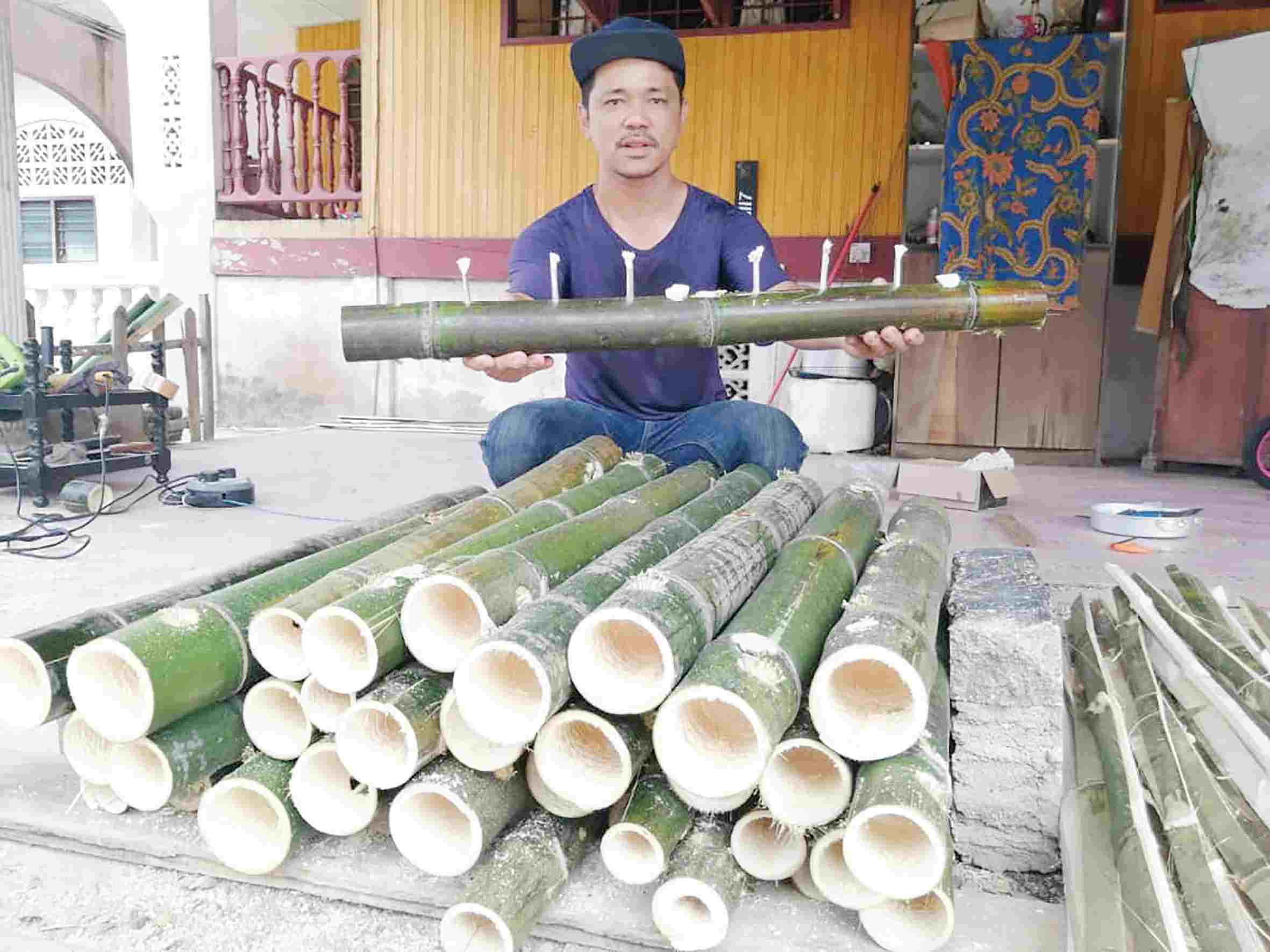 Terima tempahan 1,000 batang pelita buluh