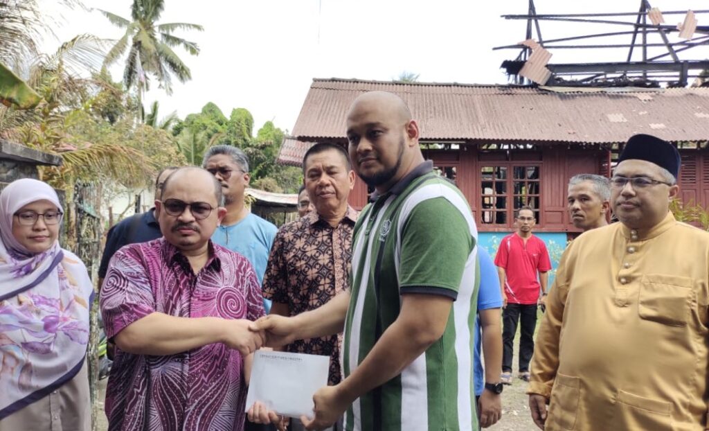 Perdana Menteri bantu keluarga mangsa kebakaran di Rembau - Utusan Malaysia