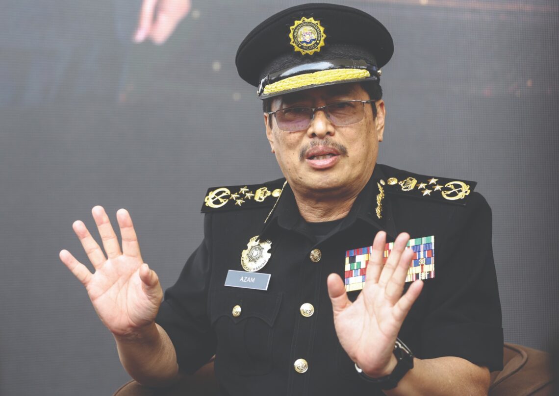 Tiga beradik maut lori bertembung kren - Utusan Malaysia