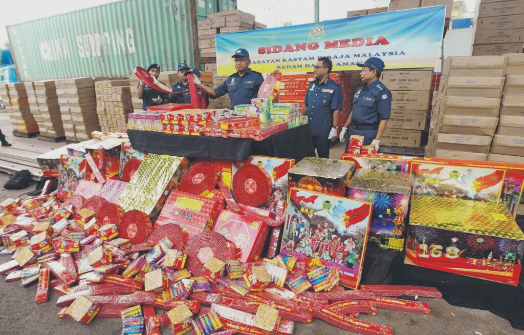 Hukum ibu bapa benar anak main mercun