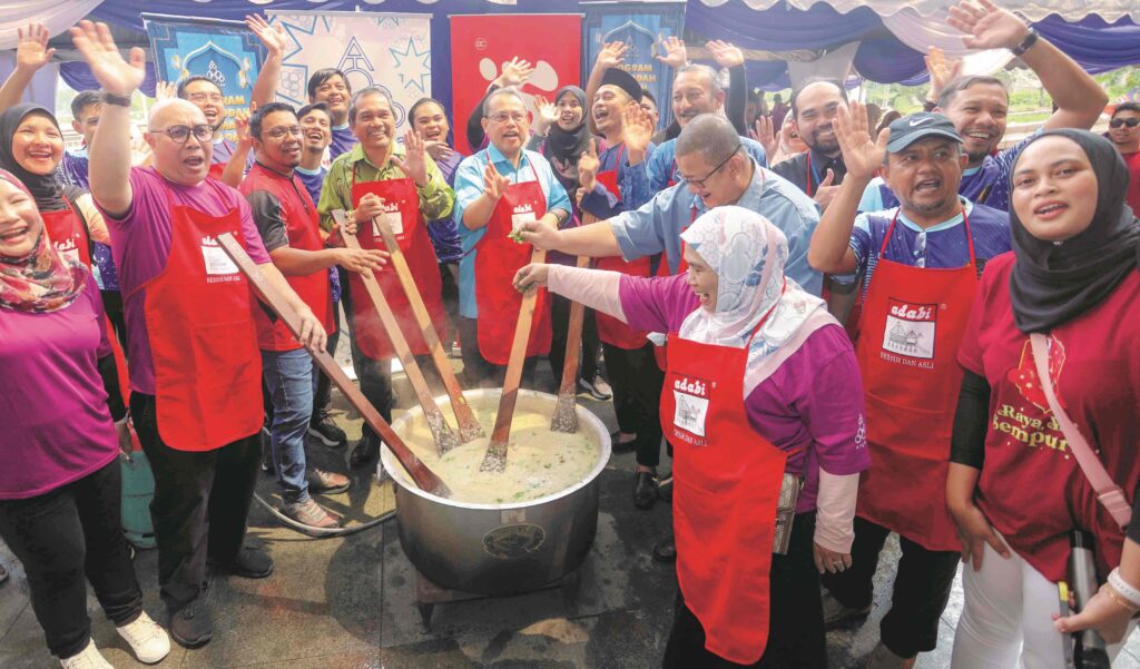 Adabi agih 300,000 bekas bubur lambuk sepanjang Ramadan - Utusan Malaysia