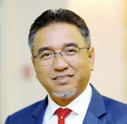 Adly Zahari bakal Menteri KPDN baharu?