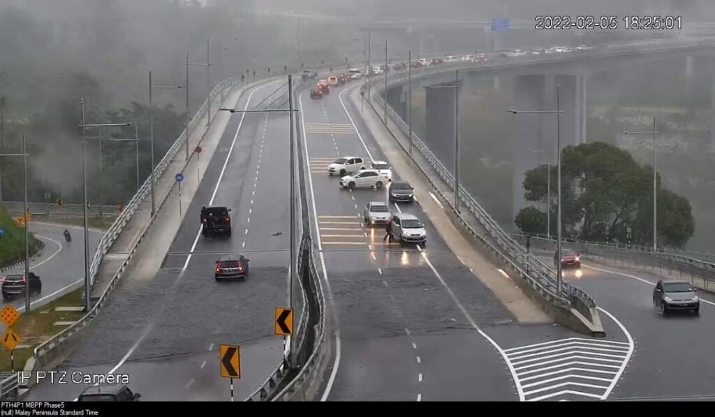 Sampah punca air bertakung di jejantas tertinggi Malaysia - Utusan Malaysia