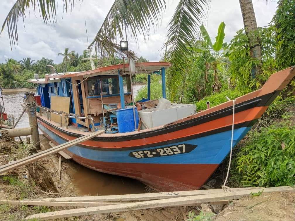 Dua selamat, sembilan hilang bot memancing karam