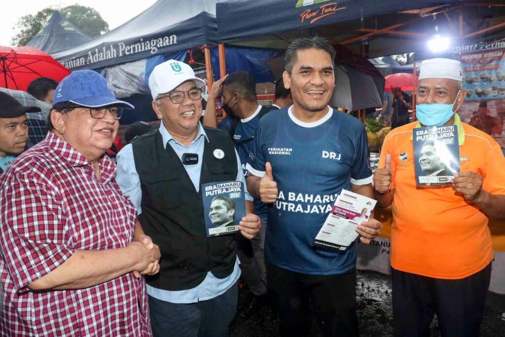 Tiga calon Putrajaya kempen serentak di pasar malam