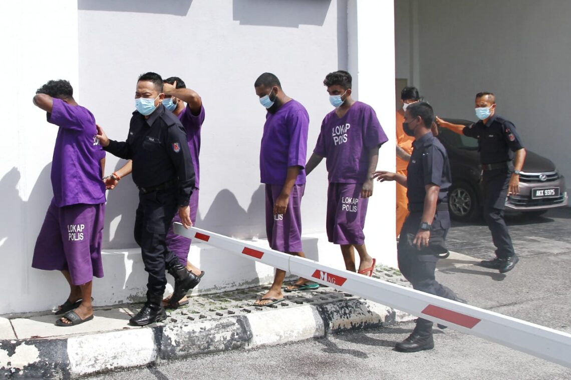 Dua beradik antara lima lelaki didakwa edar dadah