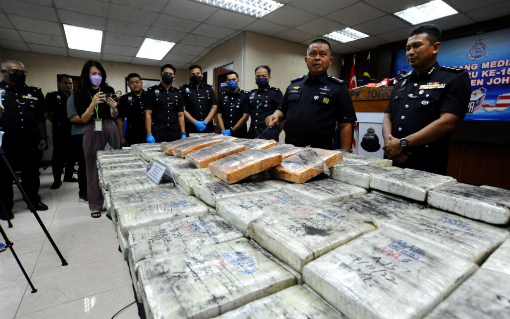 Bapa, anak dalang edar dadah kena cekup